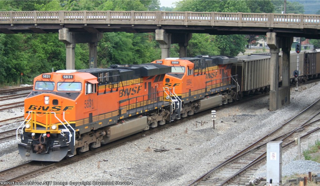 BNSF 5831 on the point of train NS 739